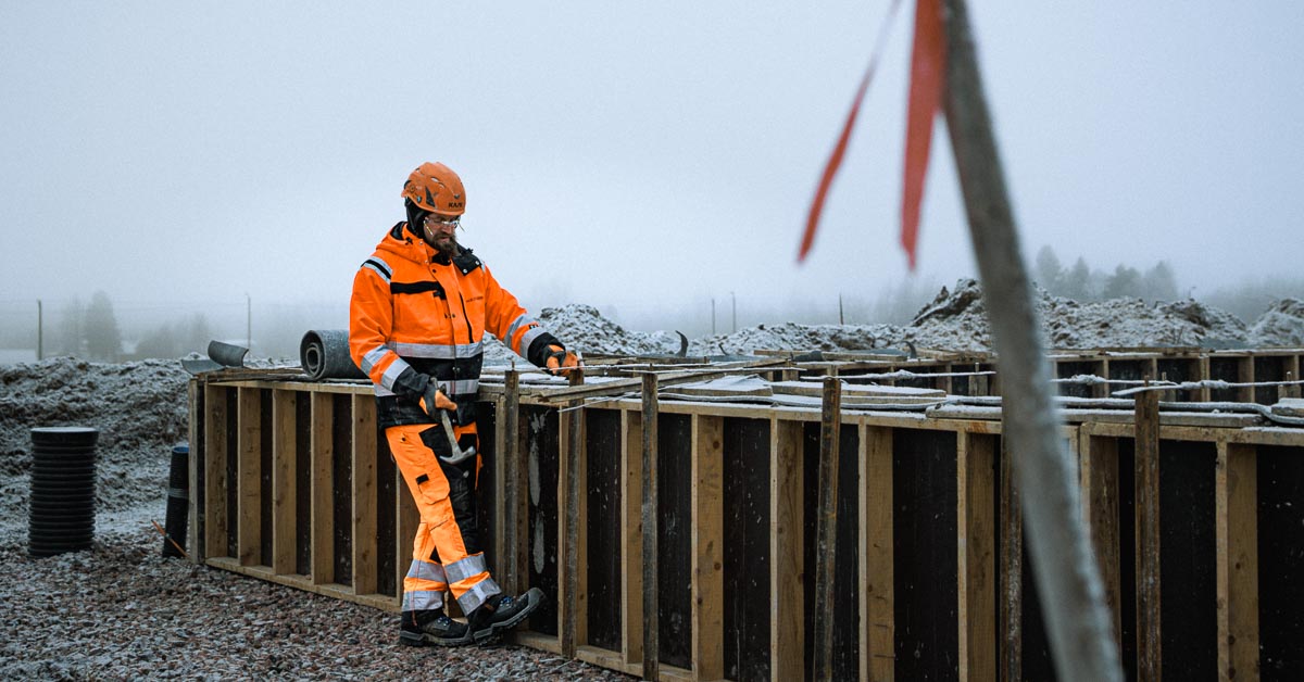 Omakotitalon perustusten valu talvella – kuivuuko betoni pakkasella?